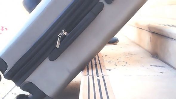 これで持ち上げ不要? 階段を「滑らせて」運べるスーツケース | TraxPack(トラックスパック) | Kickstarter fan!